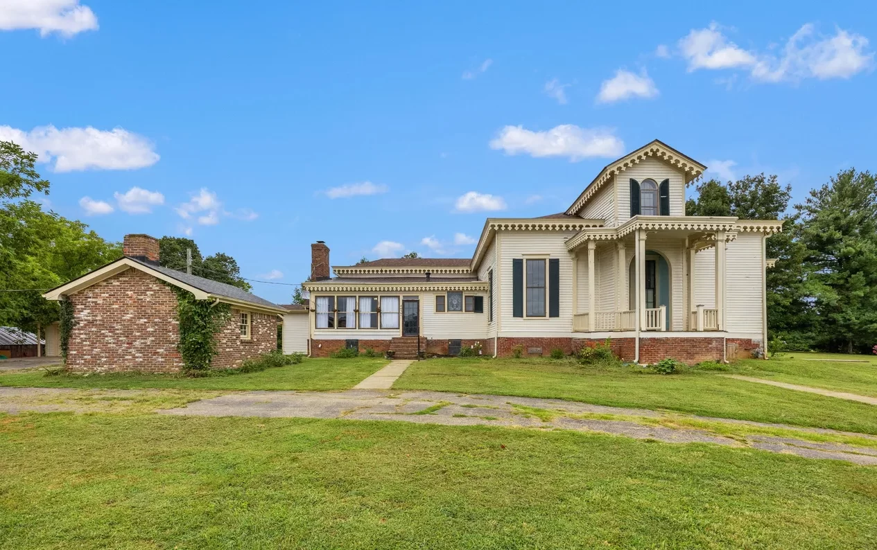 c.1855 Kentucky Farmhouse For Sale on 12.4 Acres $634K - Country Life ...