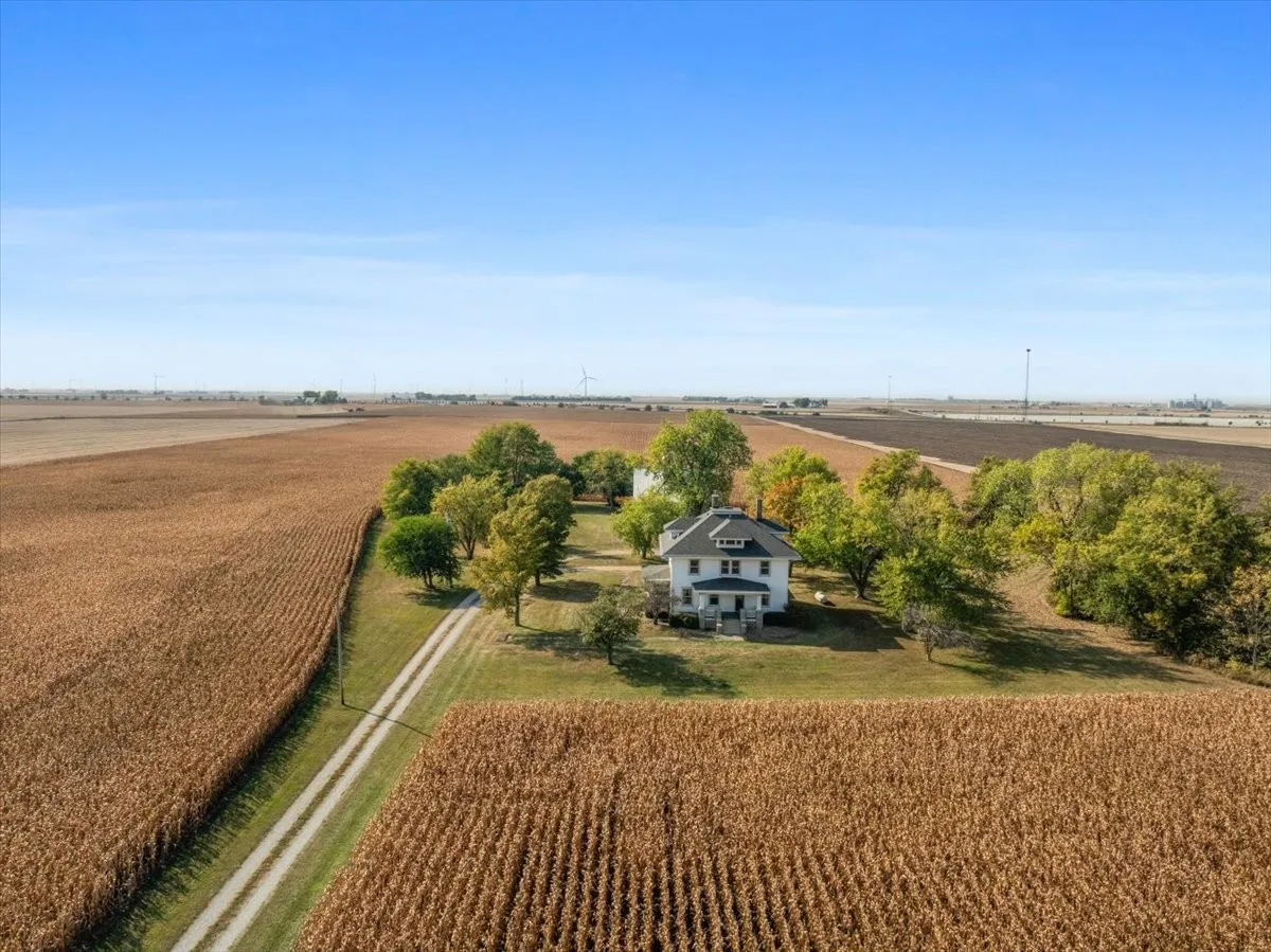c.1900 Illinois Foursquare For Sale on 3+ Acres $450K | Country Life Dreams