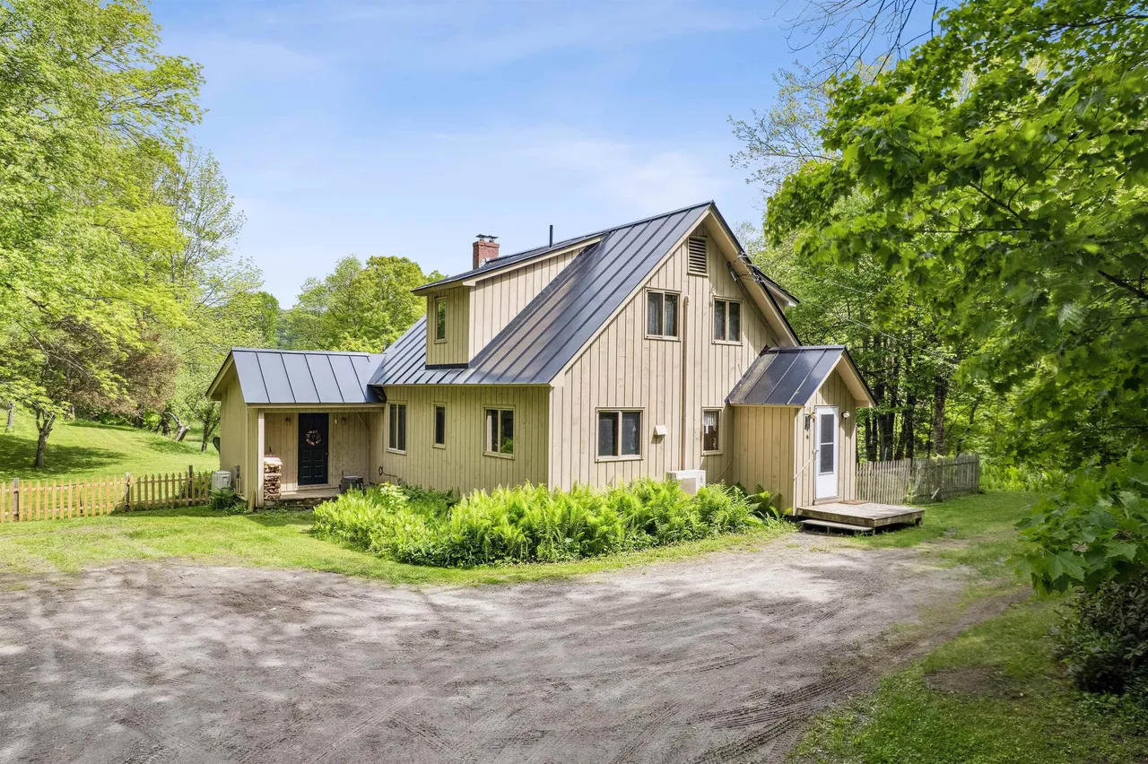 c.1976 Two Bedroom Vermont Home For Sale on 10+ Acres $444K - Country ...