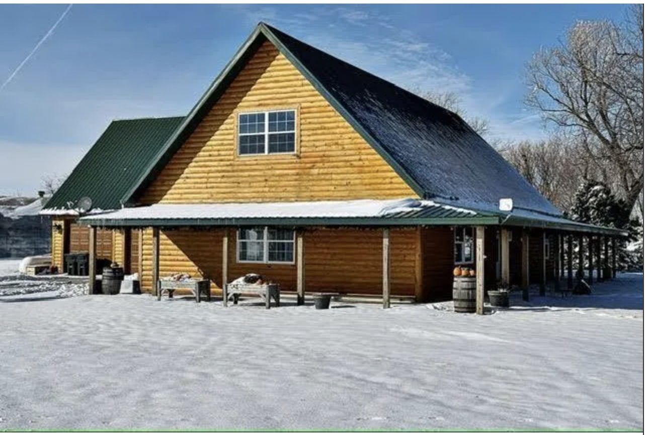 Rustic and Cozy Iowa Log Cabin For Sale on 5 Acres $499,995 - Country ...